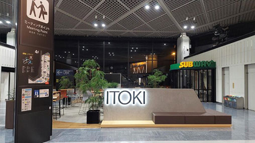 まるでオフィス！イトーキ、成田空港のラウンジスペースをリニューアル | ニュースルーム | ITOKI 企業情報サイト
